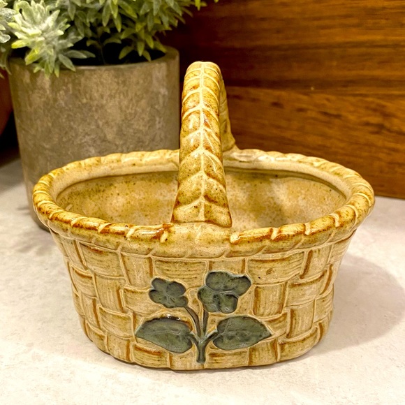 Vintage | Other | Vtg Stoneware Basket With Handle And Green Flowers ...